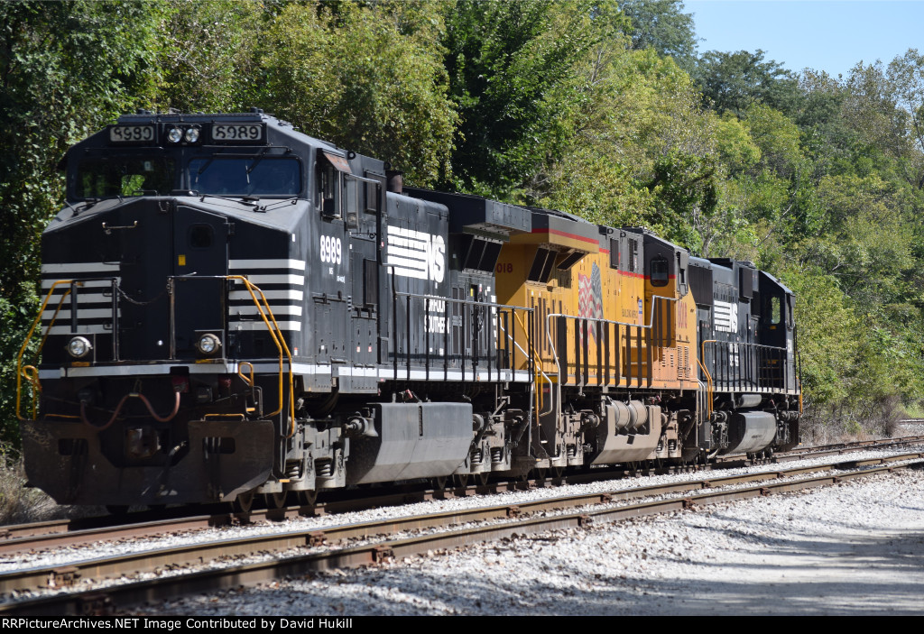 NS and UP lashup, NS Engines 8989 2514 and UP Engine 8018, Des Moines IA